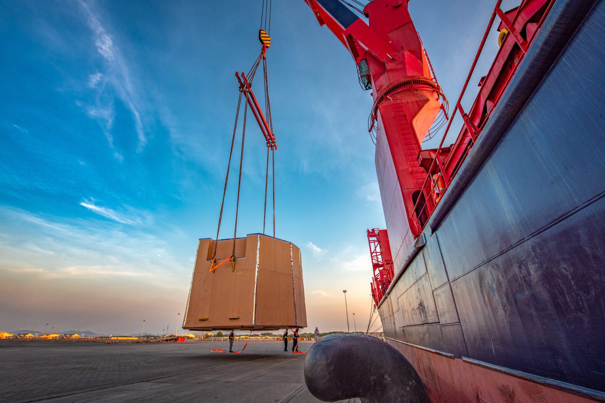 heavy lift packages cargo shipment lifting by the jumbo ship crane for ...